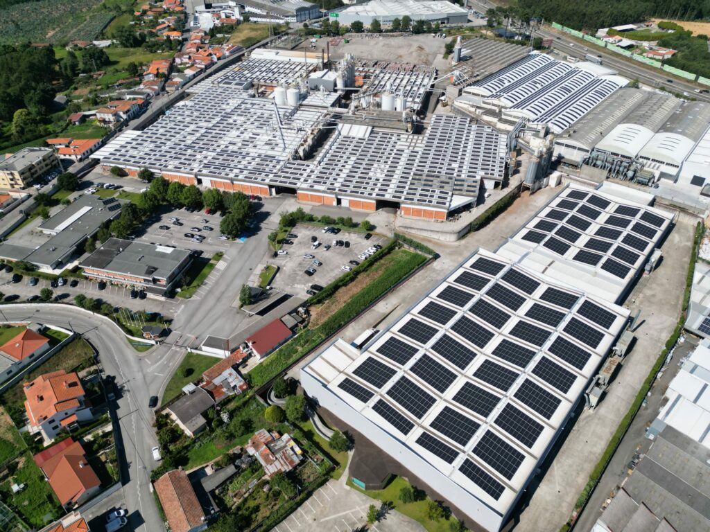 Projetos de autoconsumo solar implementados pela Helexia permitem gerar ...